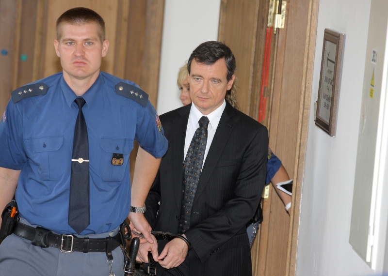 Advokát: Rath nevěděl, že nese místo vína peníze. Nic necinkalo | Týden.cz