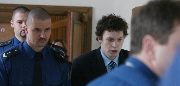 Odsouzený na doživotí za tři vraždy nedosáhl obnovy řízení | Týden.cz