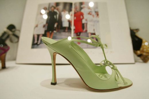 Návrhář Manolo Blahnik vystaví své luxusní boty i v Praze | Týden.cz