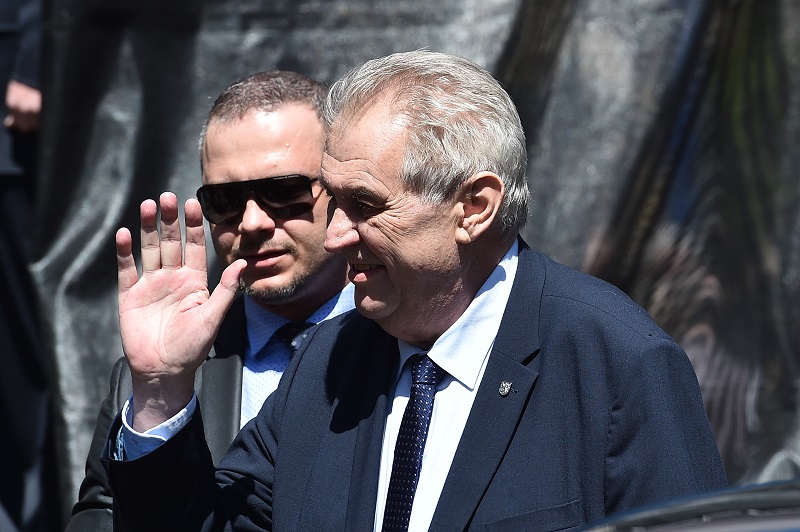 Návštěvy Zemana v krajích stály 17 milionů. Půta: Ať platí i Hrad ...