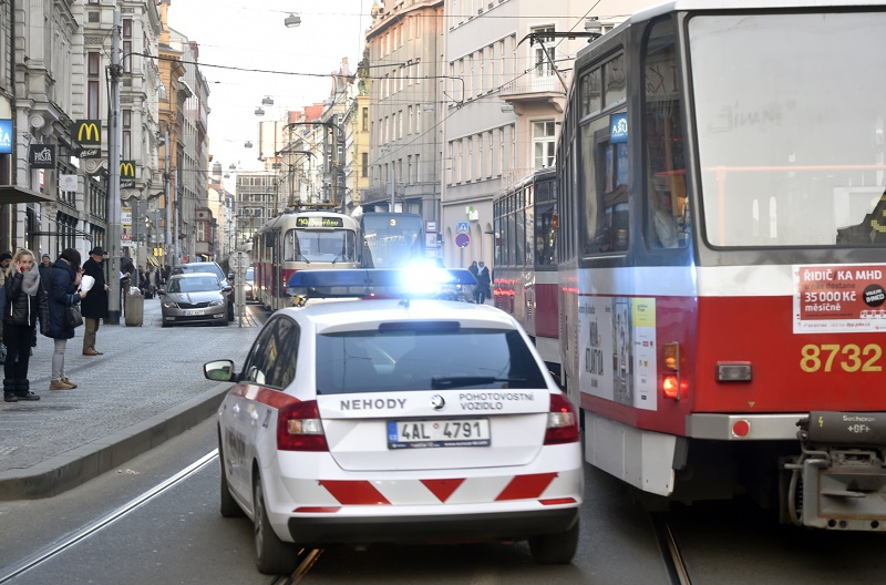 Tramvaj v Praze srazila dva chodce. Oba zraněním podlehli | Týden.cz